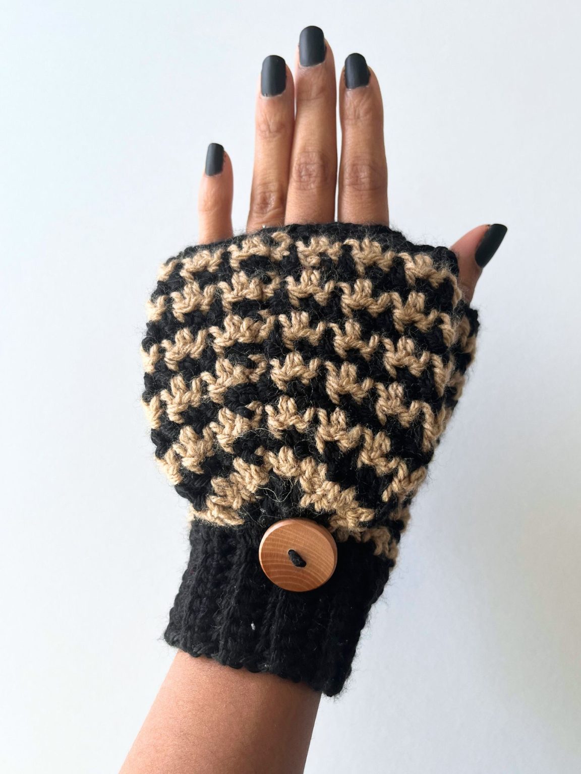 Houndstooth Convertible Mittens: Free Crochet Pattern - Crafting for Weeks